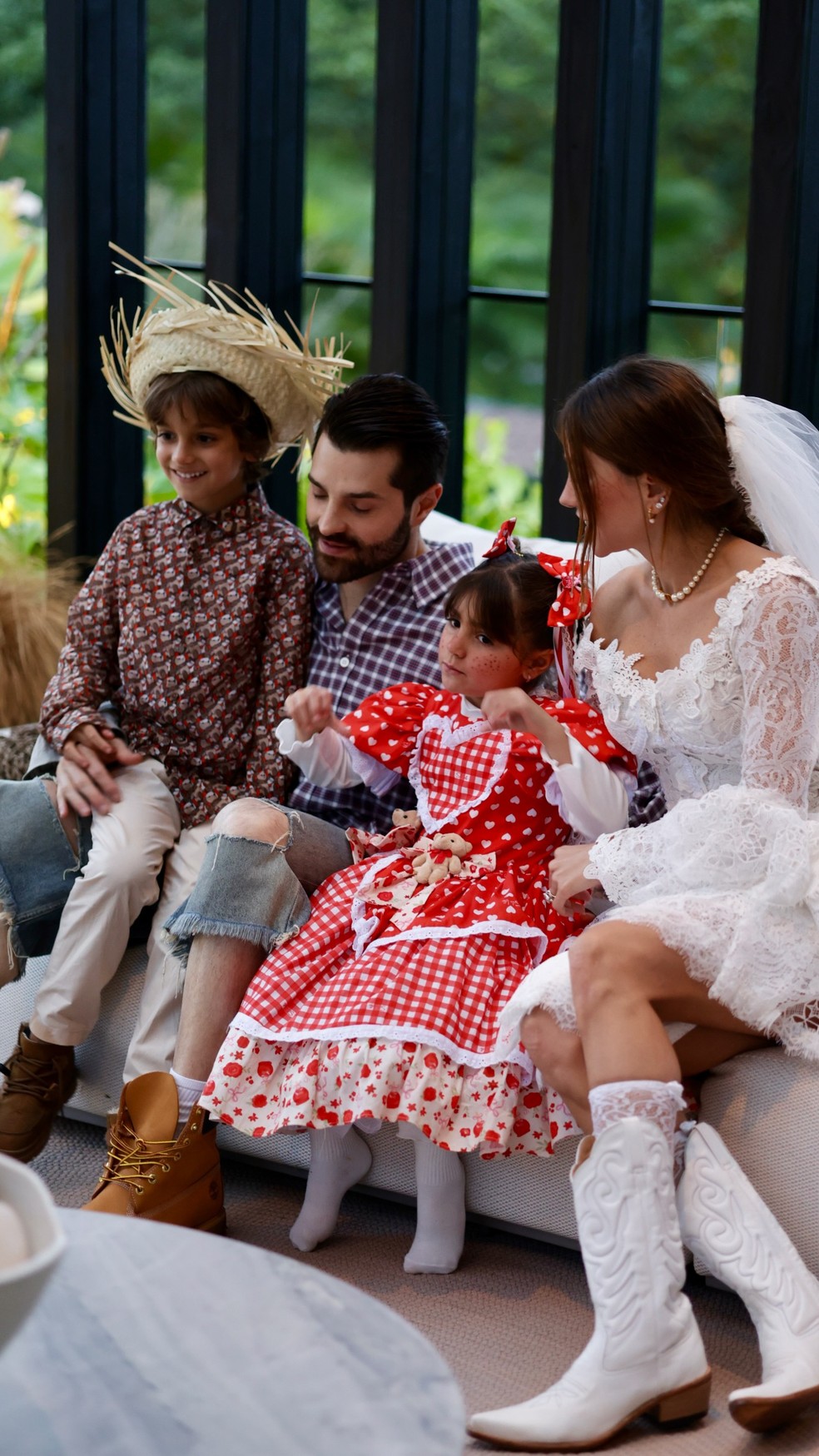 Momento em família: Romana Novais e Alok posam com os filhos prontos ...