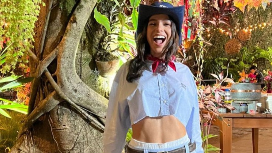 Bruna Marquezine se diverte em festa junina com look grifado de R$ 19 mil