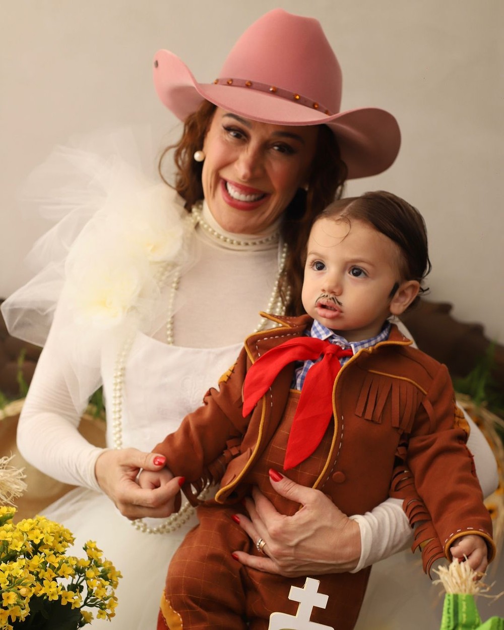 Claudia Raia encanta fãs ao mostrar família caracterizada em 'arraiá ...