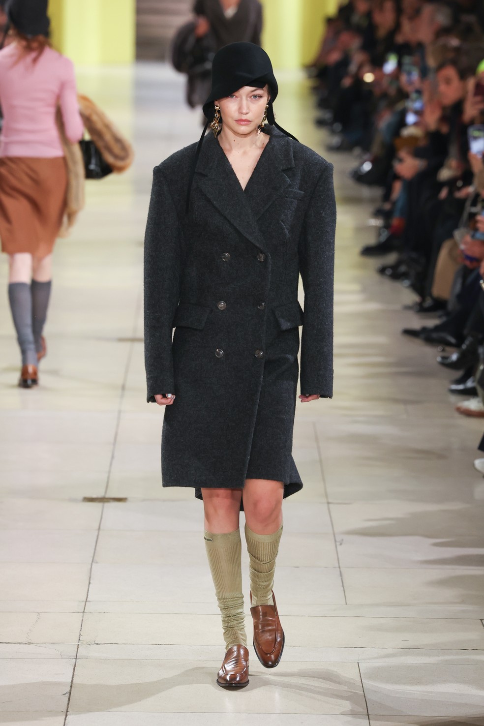 Miu Miu transforma guarda-roupa da vovó em looks-desejo no Inverno 25