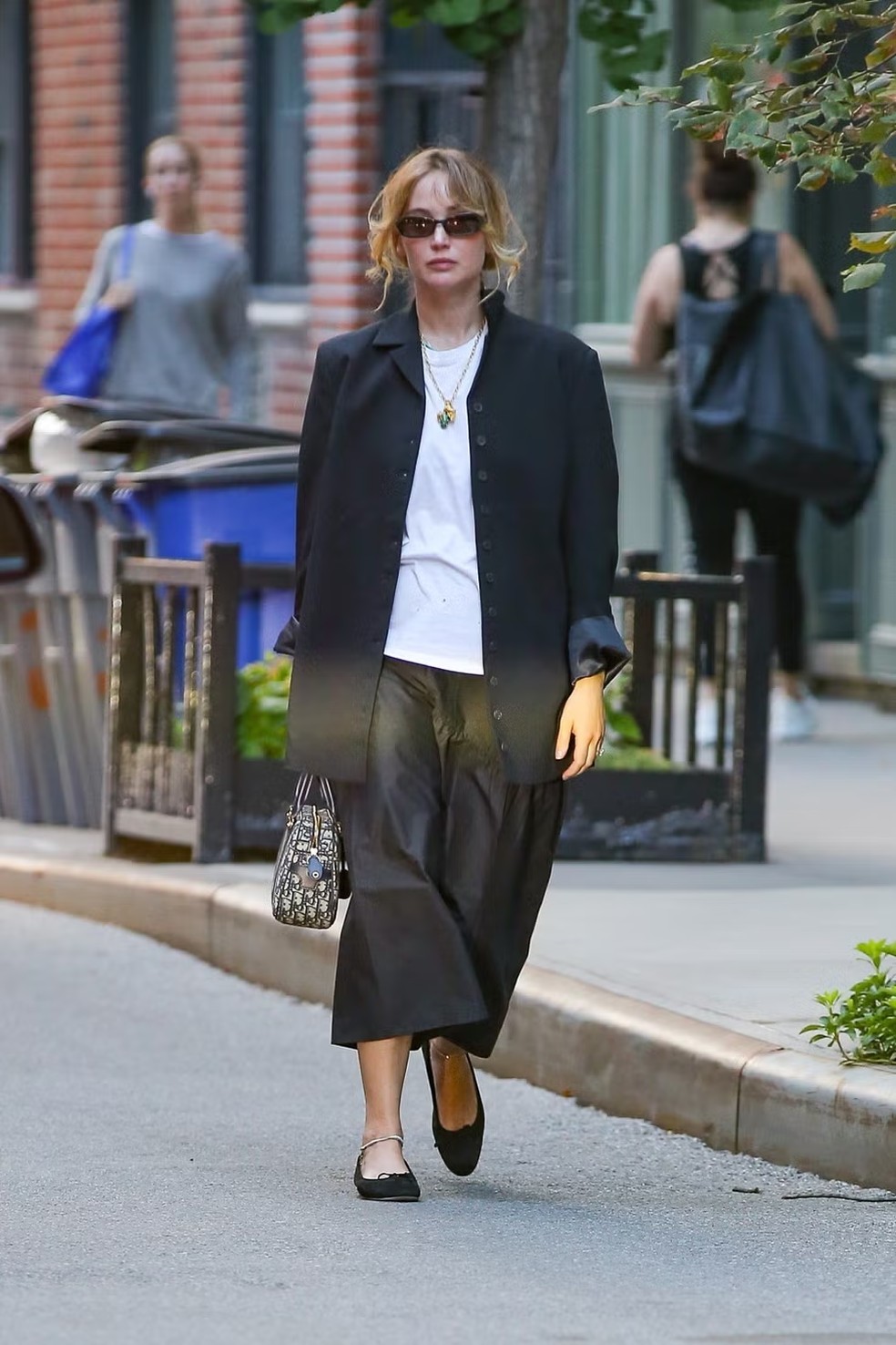 Jennifer Lawrence prova que looks básicos podem ser cheios de estilo