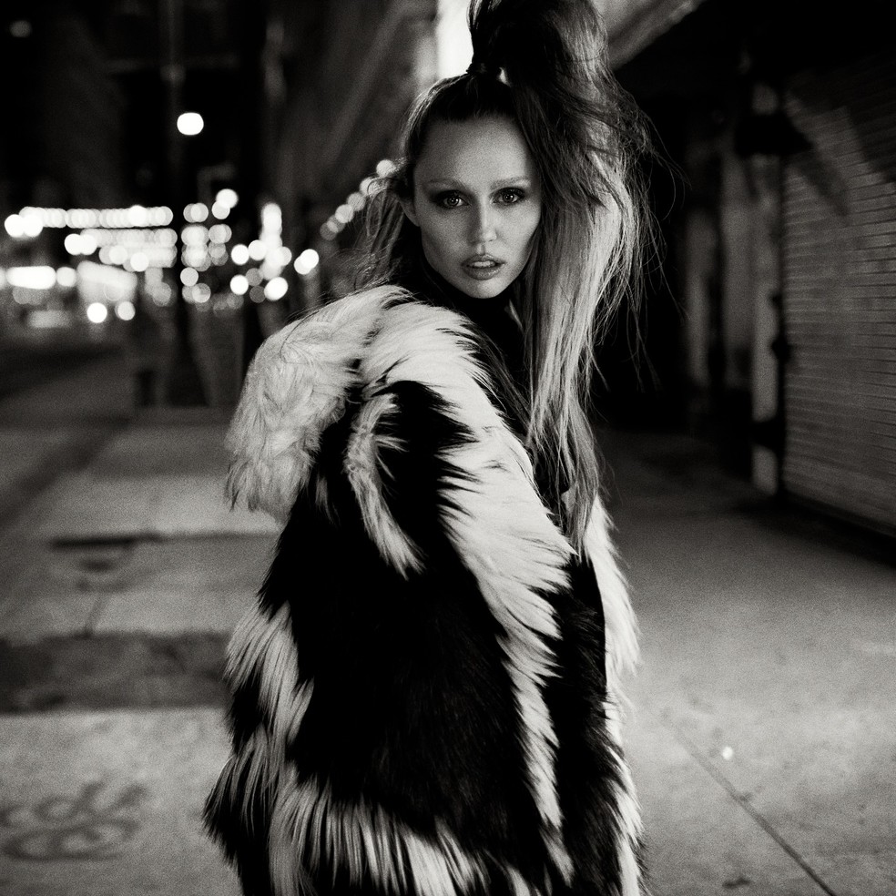 Miley Cyrus mergulha em acervo de alta-costura da Mugler para figurino ...