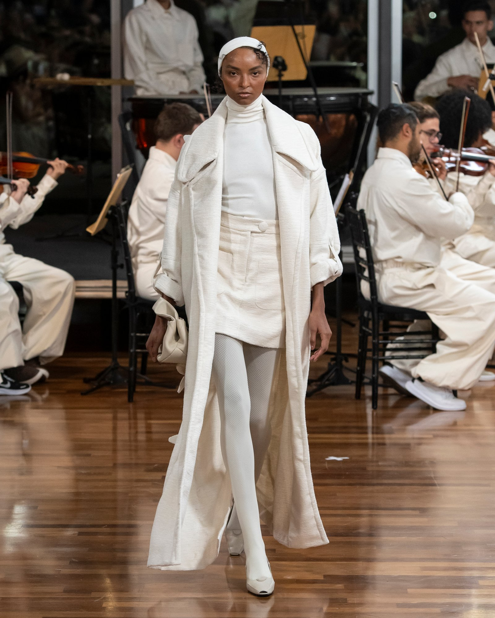 Acessórios dourados e mais 2 tendências que Aluf levou ao SPFW