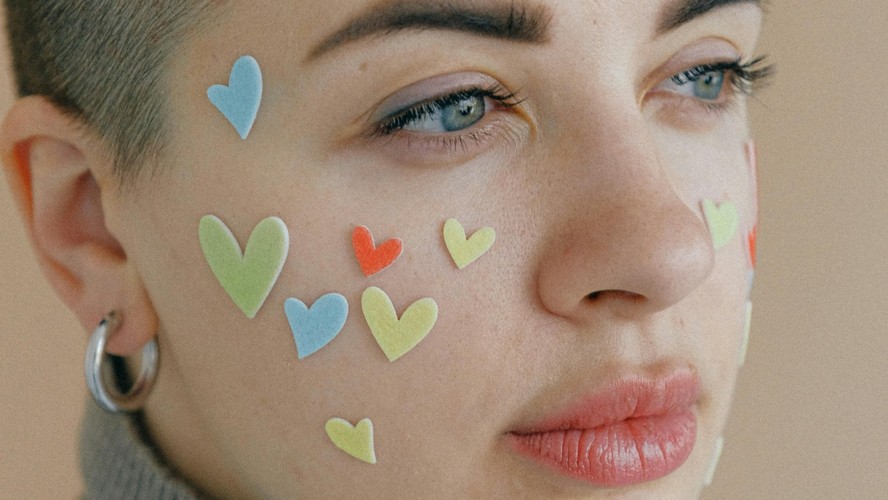Pimple patch: 5 adesivos de espinha que deixam o skincare mais divertido