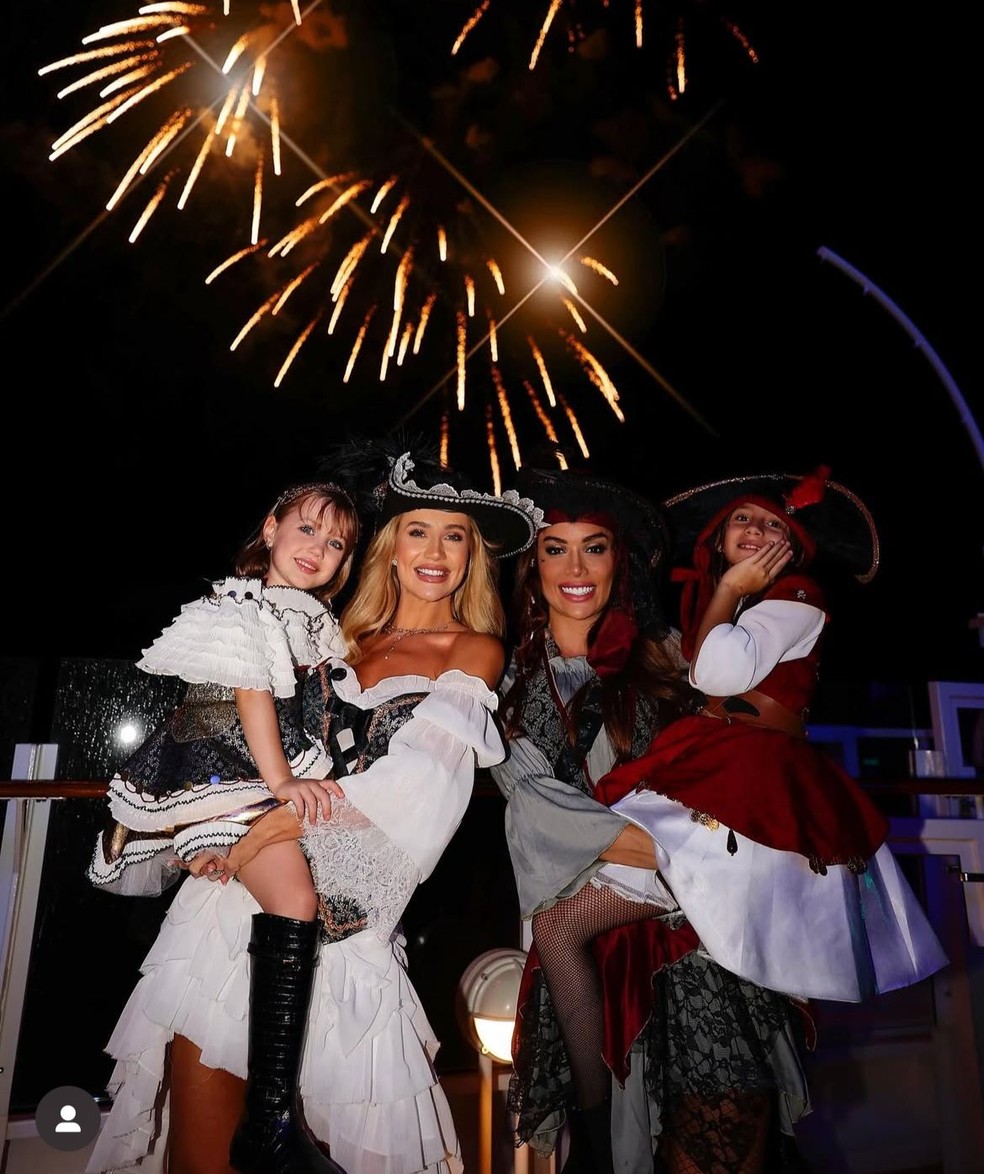 Ana Paula Siebert e a filha, Vicky Justus, encantam com fantasia de 'Os ...