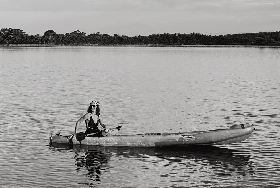 Longe da folia, Monica Benini posa com Junior Lima em meio a natureza ...