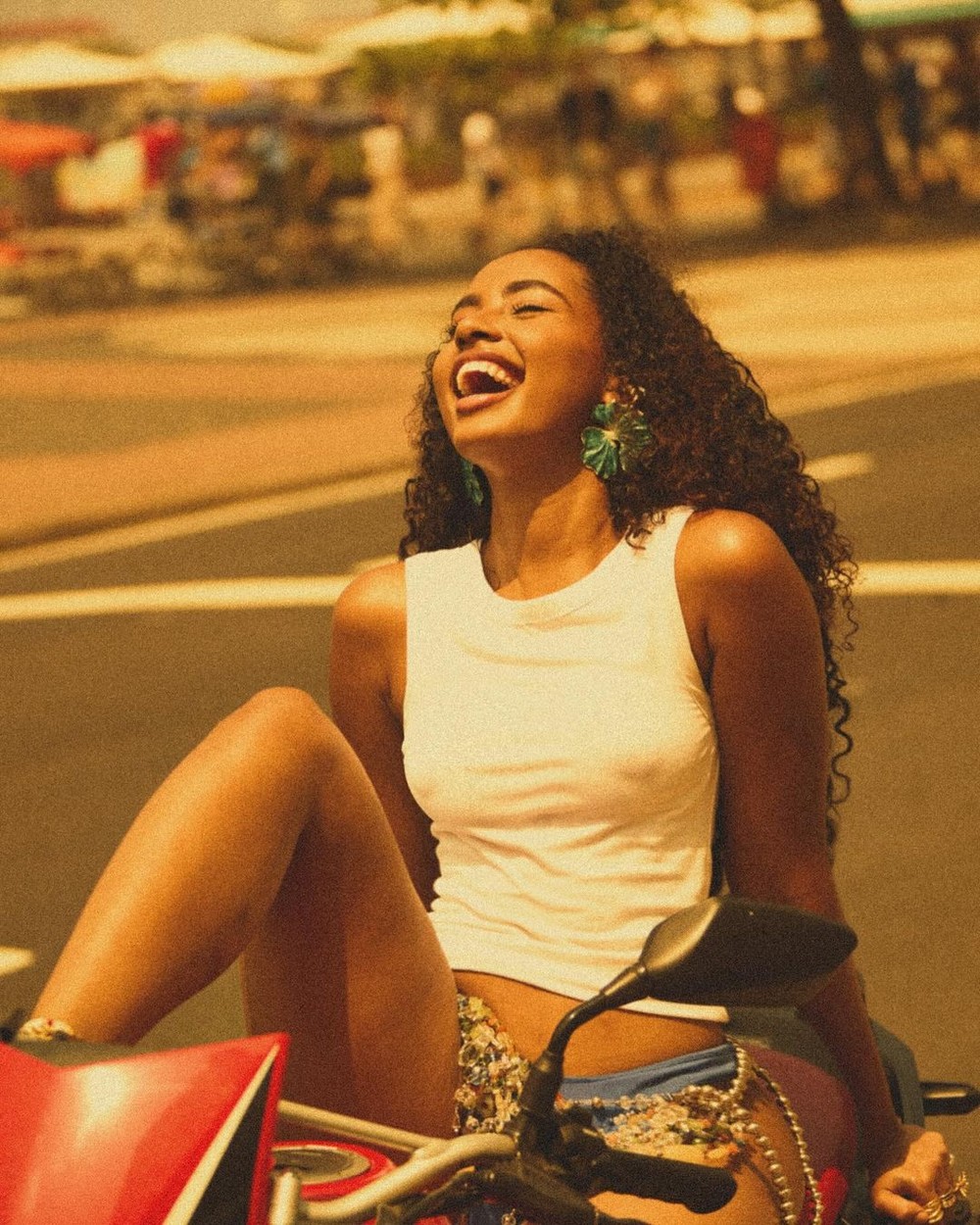 Protagonista de 'Mania de Você', Gabz sobe na garupa e posa para ensaio: 'A mais linda do Brasil'