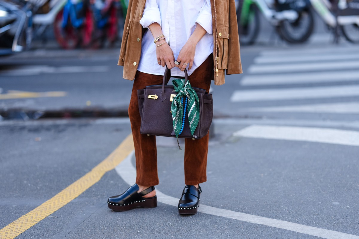 Clogs voltam à moda em versões repaginadas; veja como usar o sapato em 2025