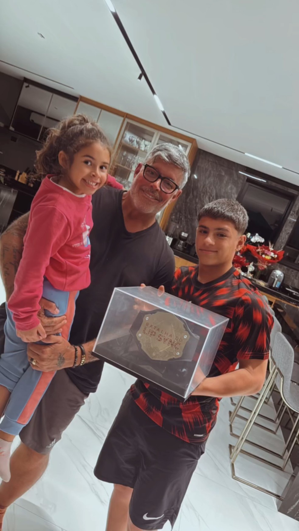 Fabi Frota, mulher de Alexandre Frota, mostra filhos comemorando ...
