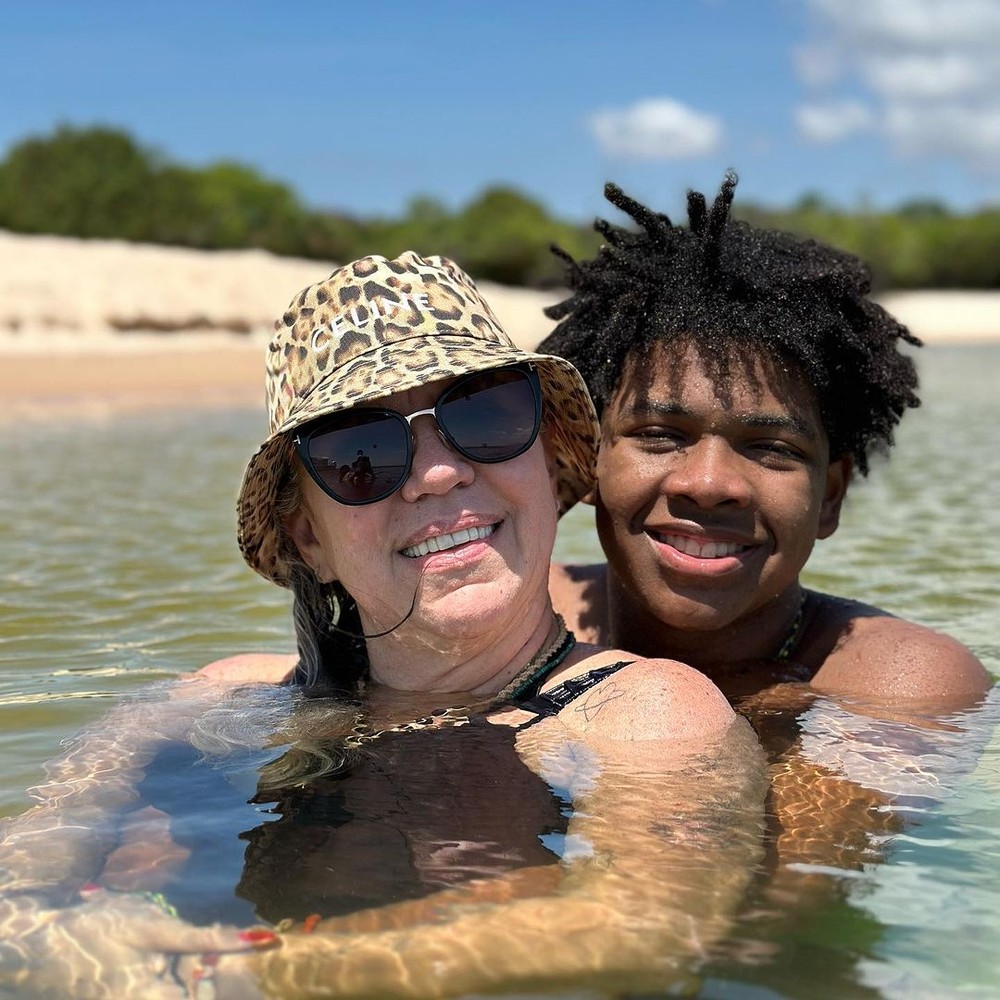 Astrid Fontenelle posa de maiô e abre álbum com a família na natureza ...
