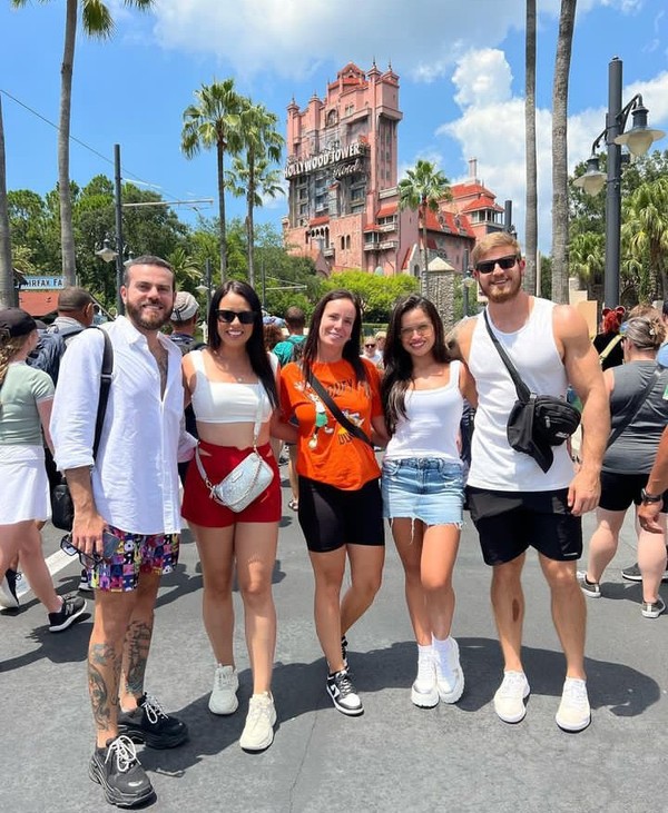 Na Disney, Juliette combina look com affair Kaique Cerveny