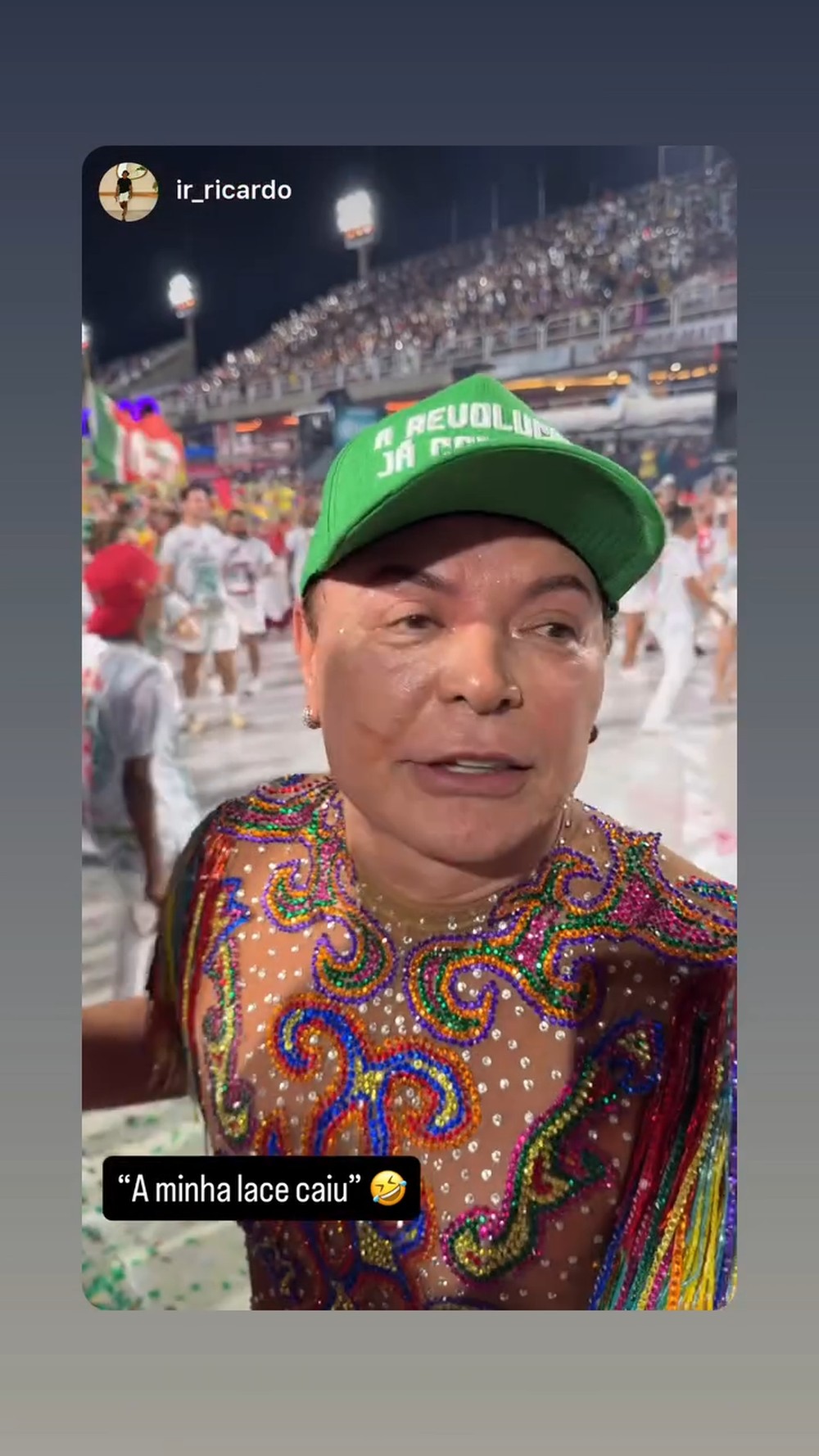 David Brazil passa perrengue após chuva descolar peruca em plena Sapucaí