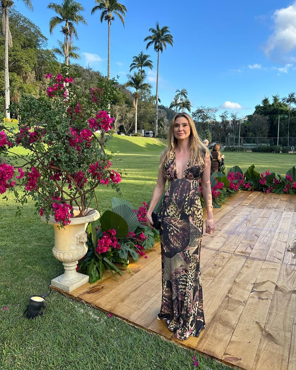 Com visual diferente, Lavinia Vlasak posa em casamento ao lado do ...