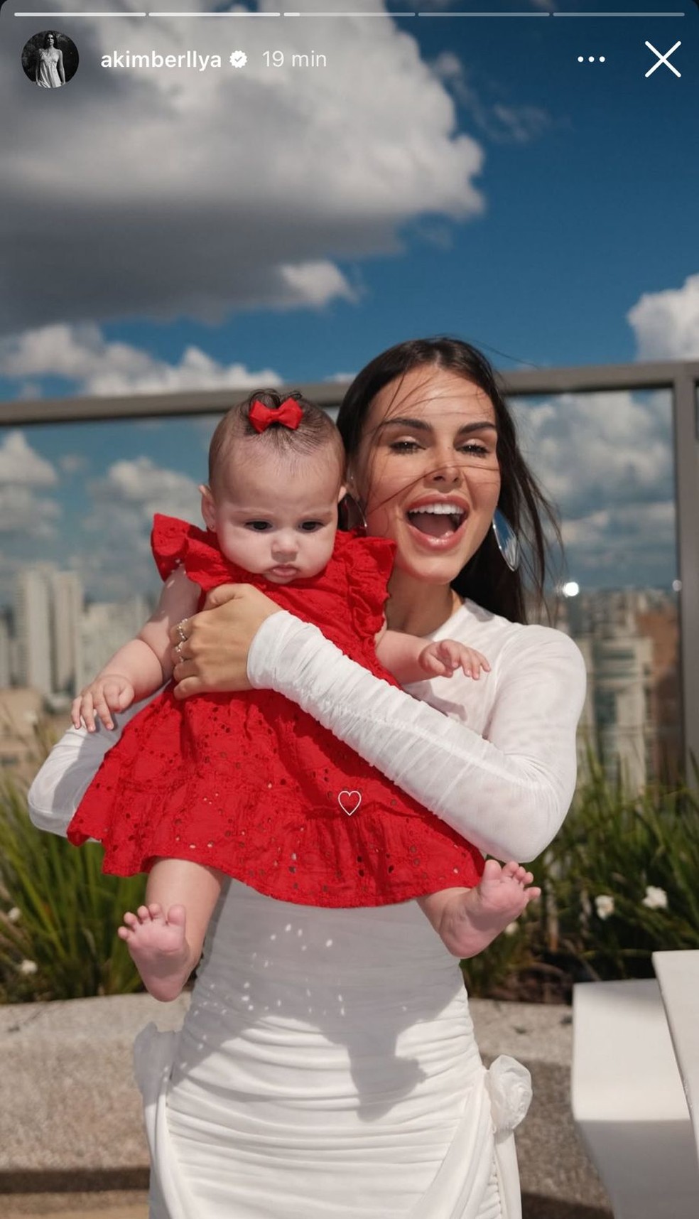 Amanda Kimberlly posa com Helena, sua filha com Neymar Jr