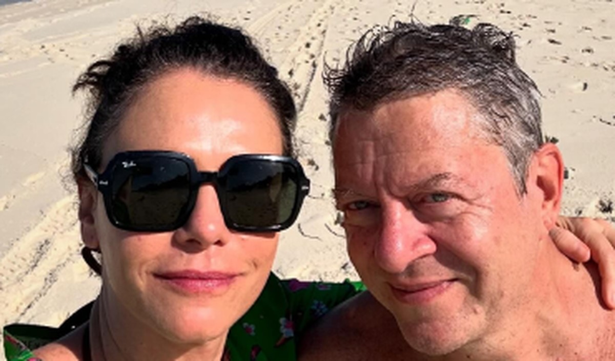 Na praia, Malu Galli publica fotos raras ao lado do marido: 'Com meu amor'
