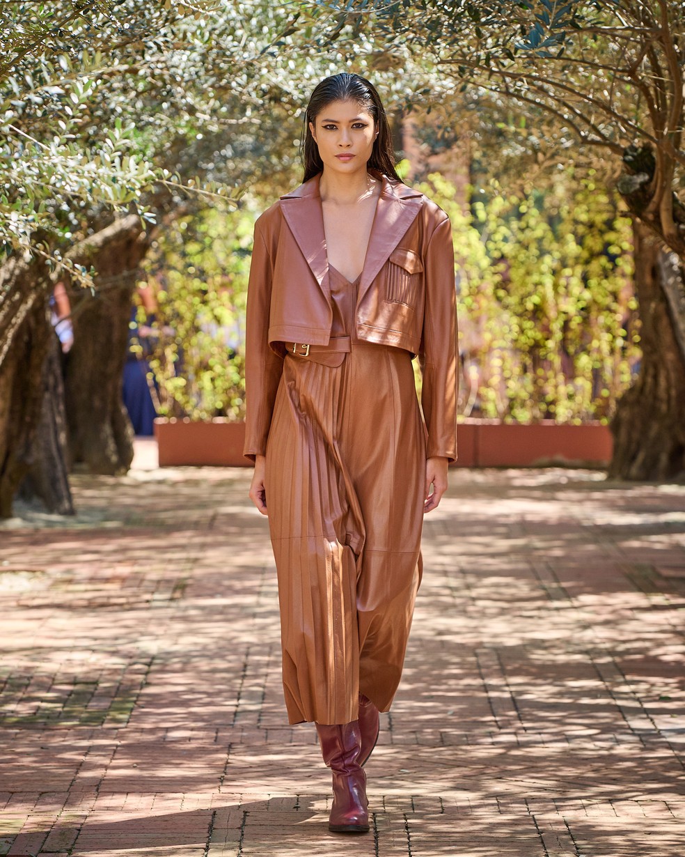 Neriage cria verão sexy, com Carol Trentini abrindo desfile e fila A cheia de famosos