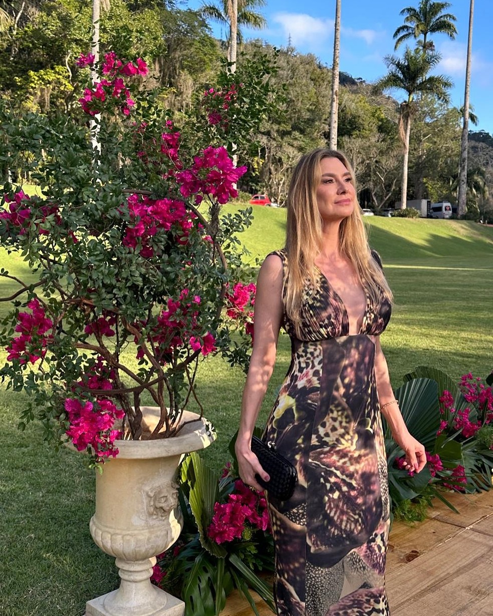 Com visual diferente, Lavinia Vlasak posa em casamento ao lado do ...
