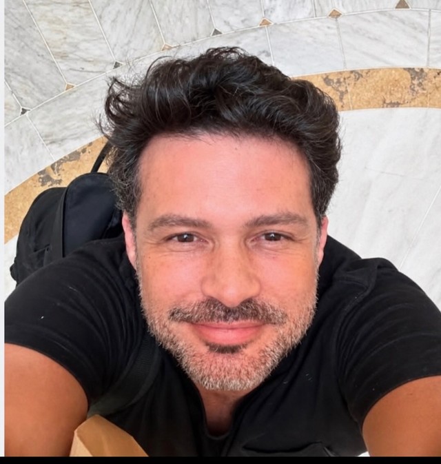 Indicado ao Grammy, galã, ator, faixa-preta e escritor: Elizabeth ...