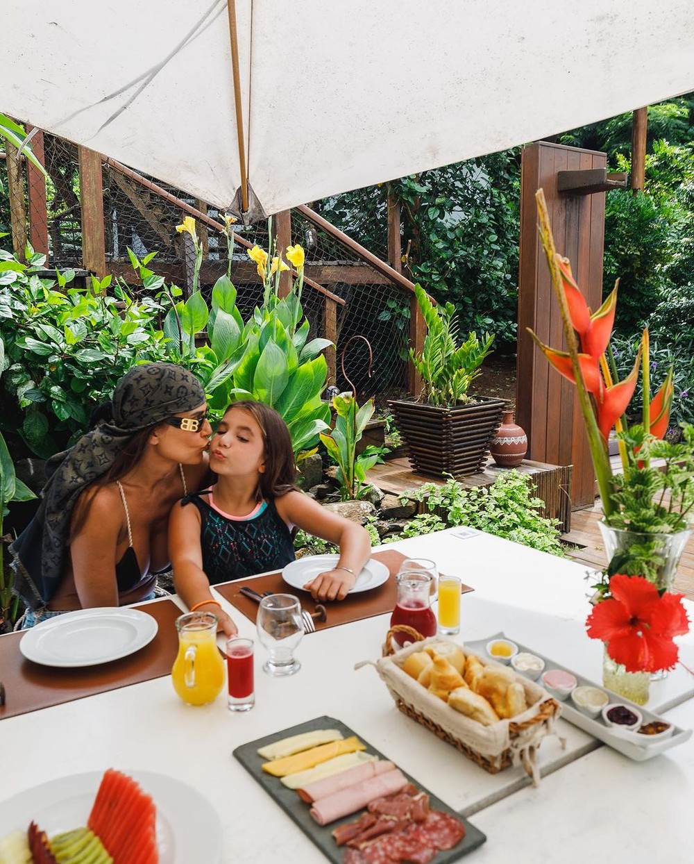 Deborah Secco escolhe fio-dental para mostrar último dia em Fernando de ...