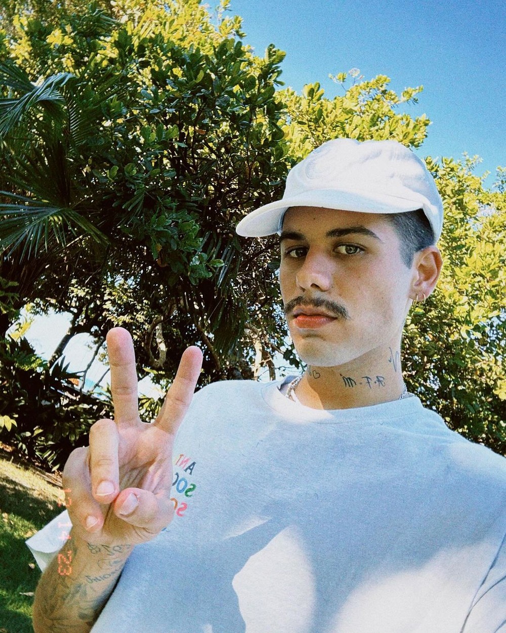 Zé Felipe tira a barba e fãs brincam com novo visual: 'Cinco anos mais ...