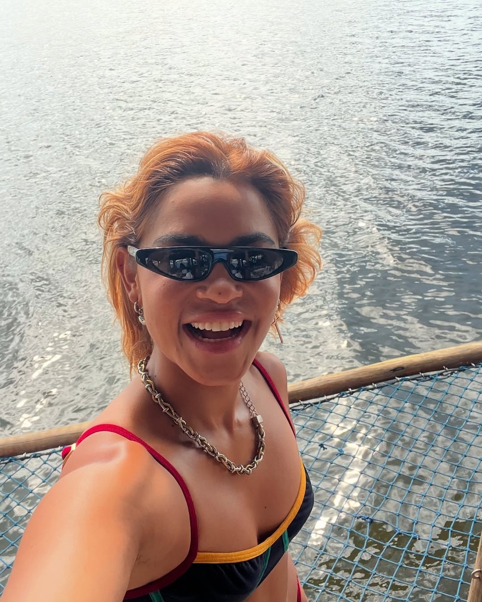 De biquíni, Lucy Alves relaxa na rede durante aniversário de 39 anos ...