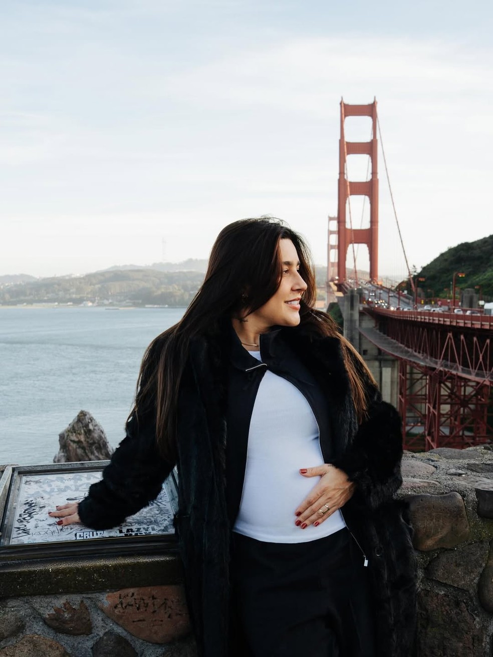 Grávida, Lauana Prado posa com look justinho em São Francisco e arranca ...