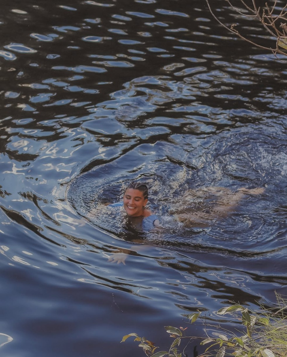 De maiô, Giulia Costa abre álbum dando mergulho em cachoeira no Cerrado ...