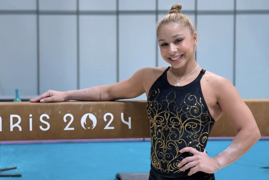 Flávia Saraiva recebe o título de 'miss simpatia' na internet