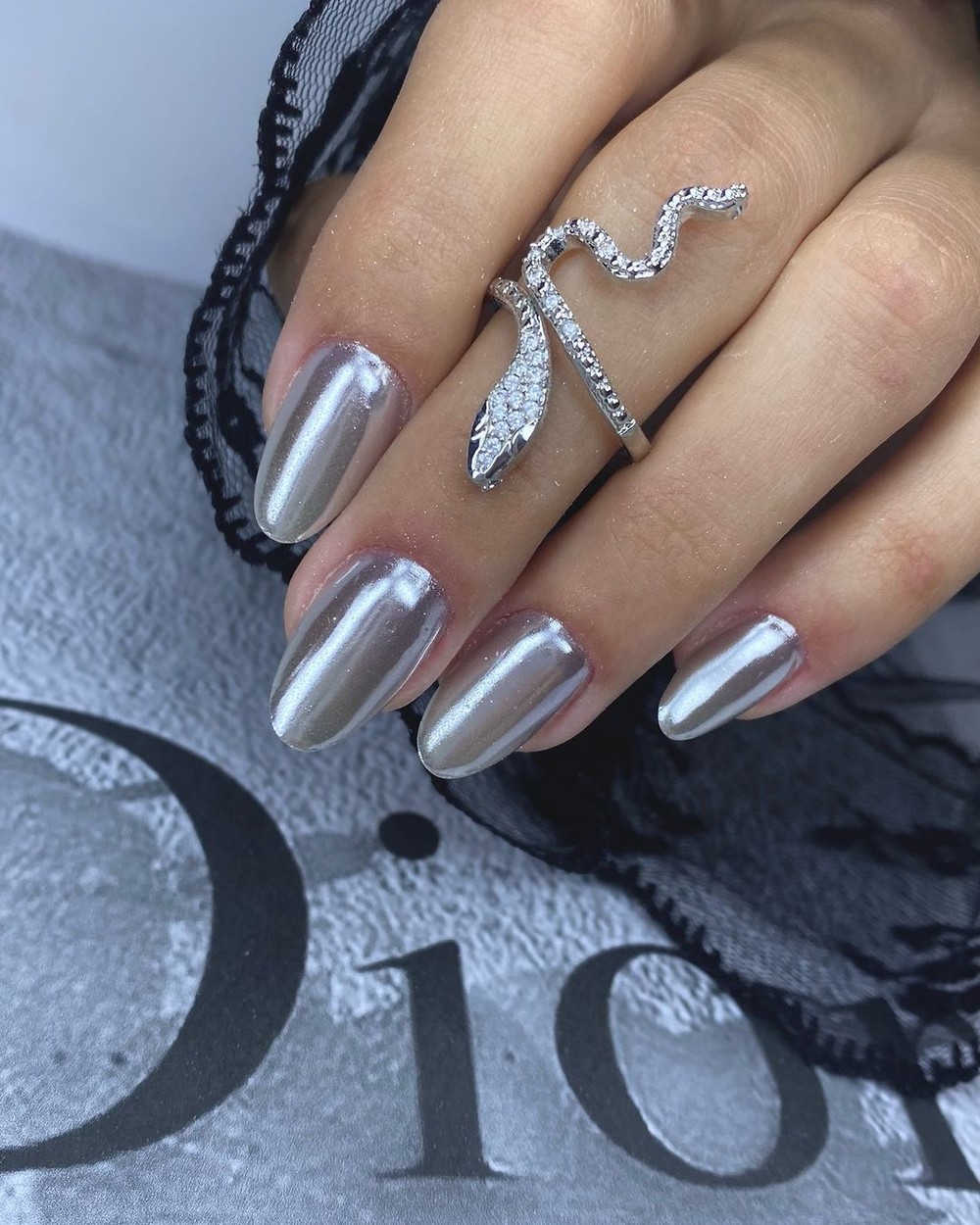 Unhas decoradas em prata: o efeito espelhado que merece a sua atenção