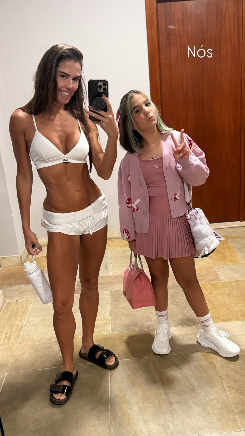 De mini short e top branco, Deborah Secco mostra o visual natural após férias e retoma treinos ...