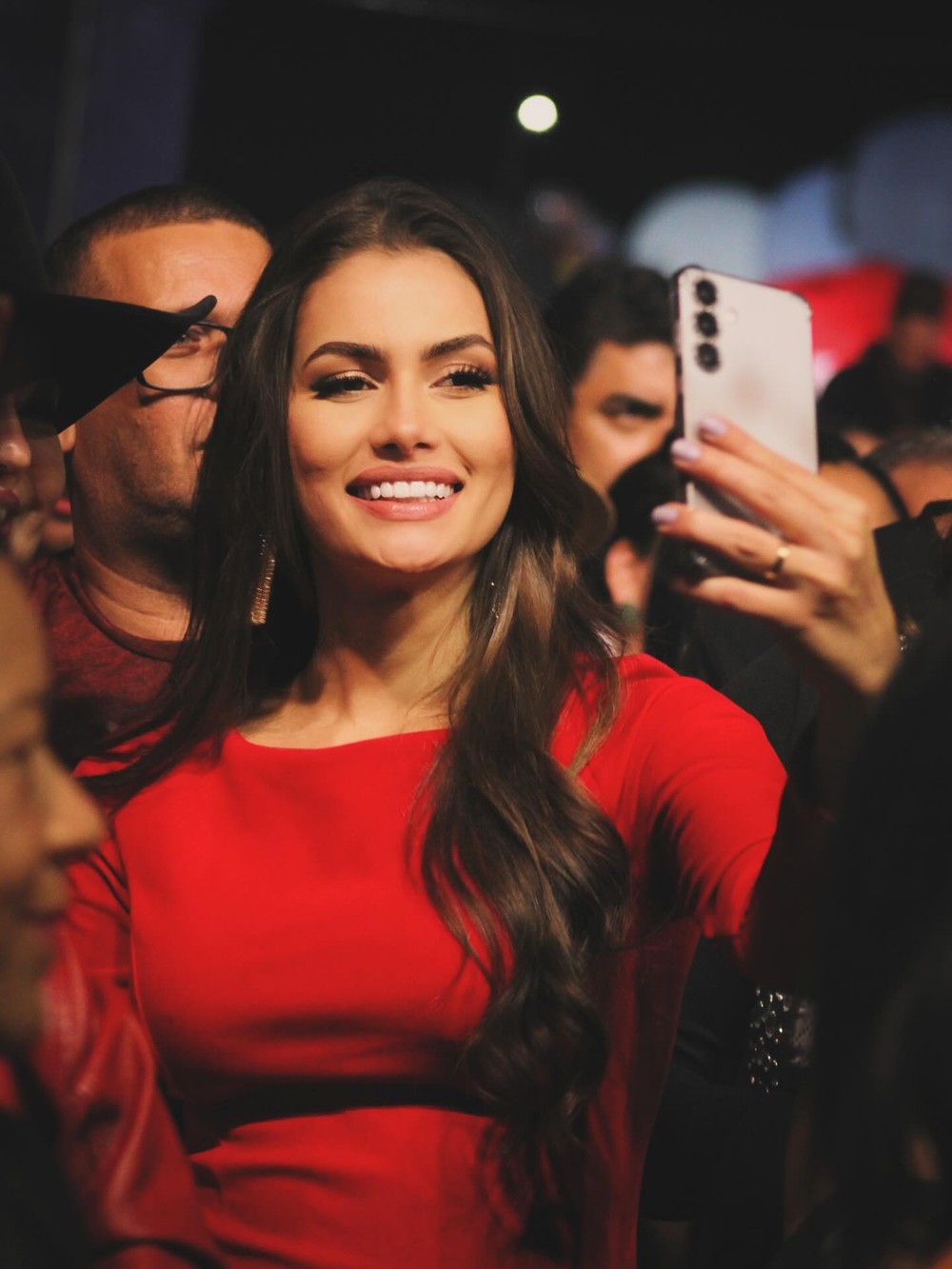Calita Franciele vai a show do marido, Amado Batista, e ganha o carinho ...
