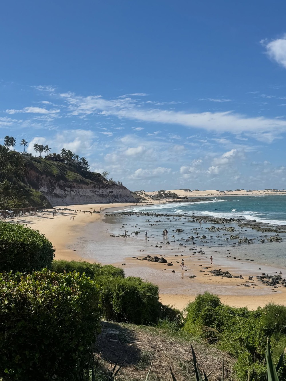 Ator de 'The Vampire Diaries' mostra férias com noiva brasileira