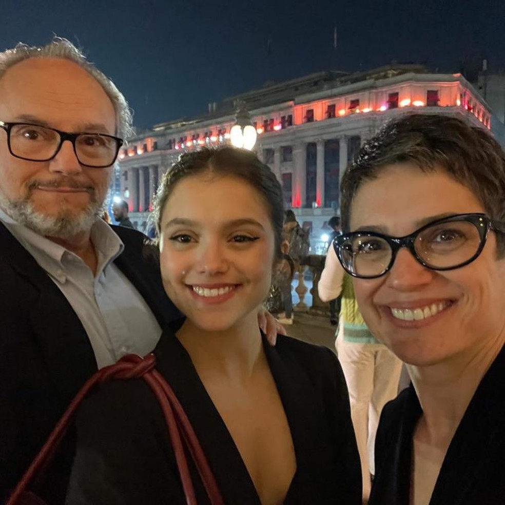 Filha de Sandra Annenberg, Elisa, tieta Fernanda Torres e Walter Salles ...