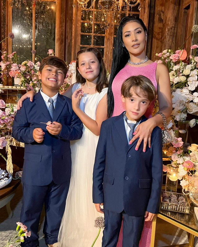 Simaria abre álbum de fotos do casamento do irmão e posa ao lado de Simone