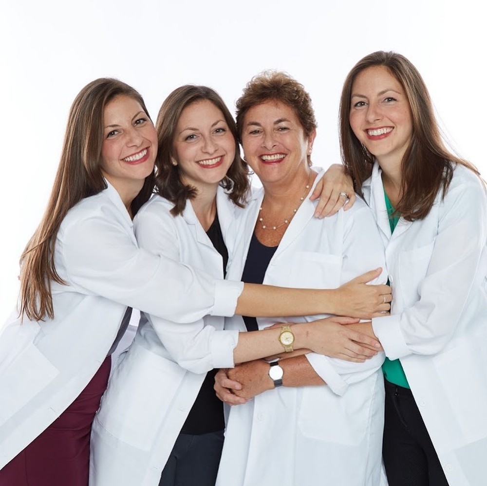 Trigêmeas se formam em medicina e trabalham com a mãe em clínica fundada por ela