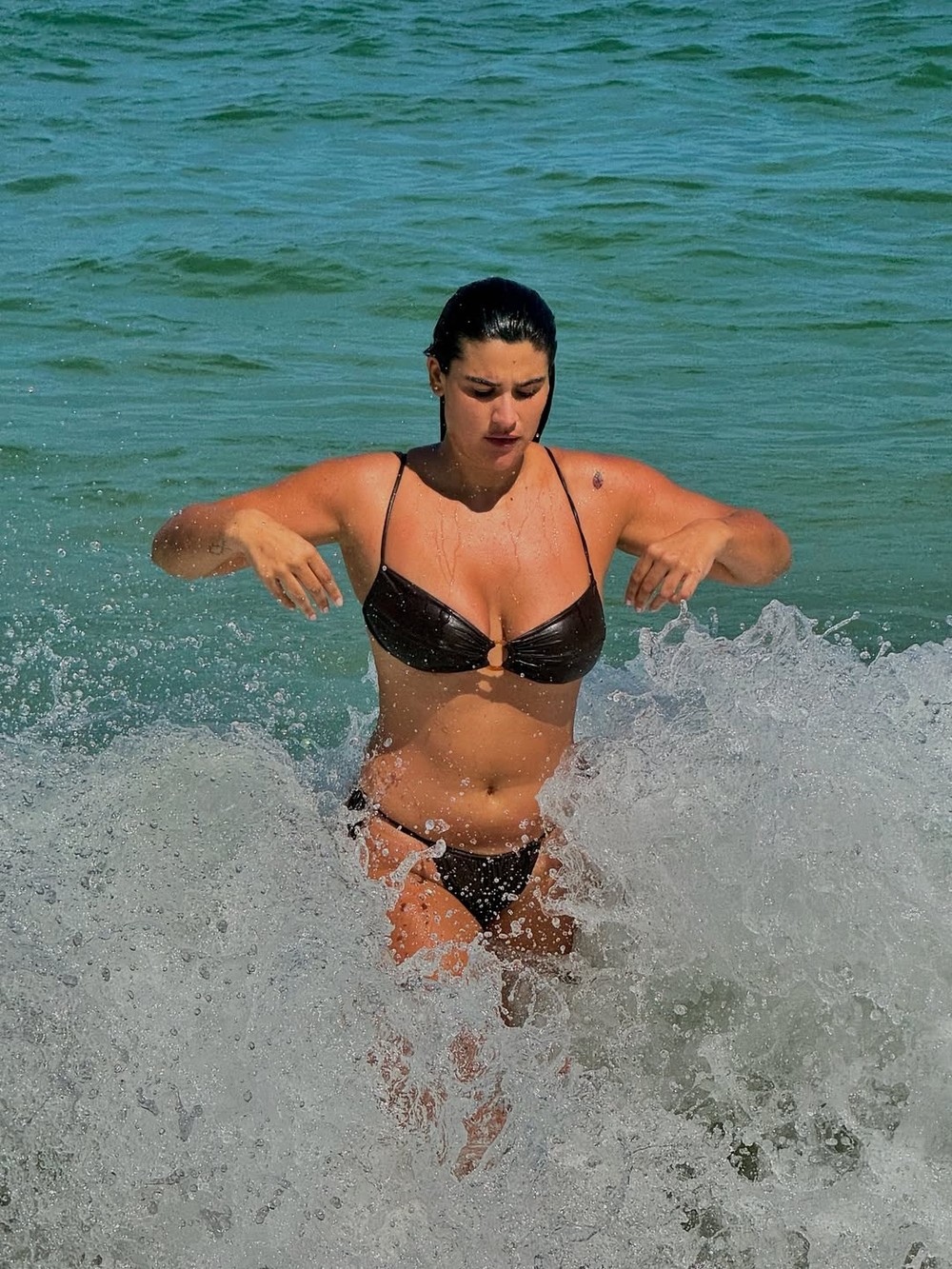 Giulia Costa posa com biquíni preto ao tomar banho de mar: 'Veranico carioca'