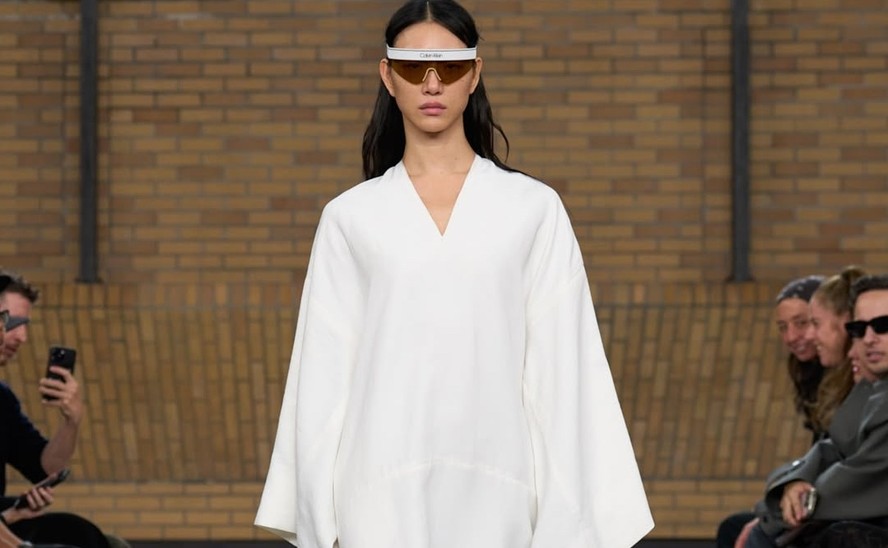 Verão 2026: Veronica Leoni traz olhar refinado para a sensualidade contemporânea na Calvin Klein ...