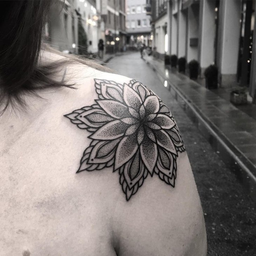 Tatuagem de mandala feminina: ideias com o símbolo que vai além da estética