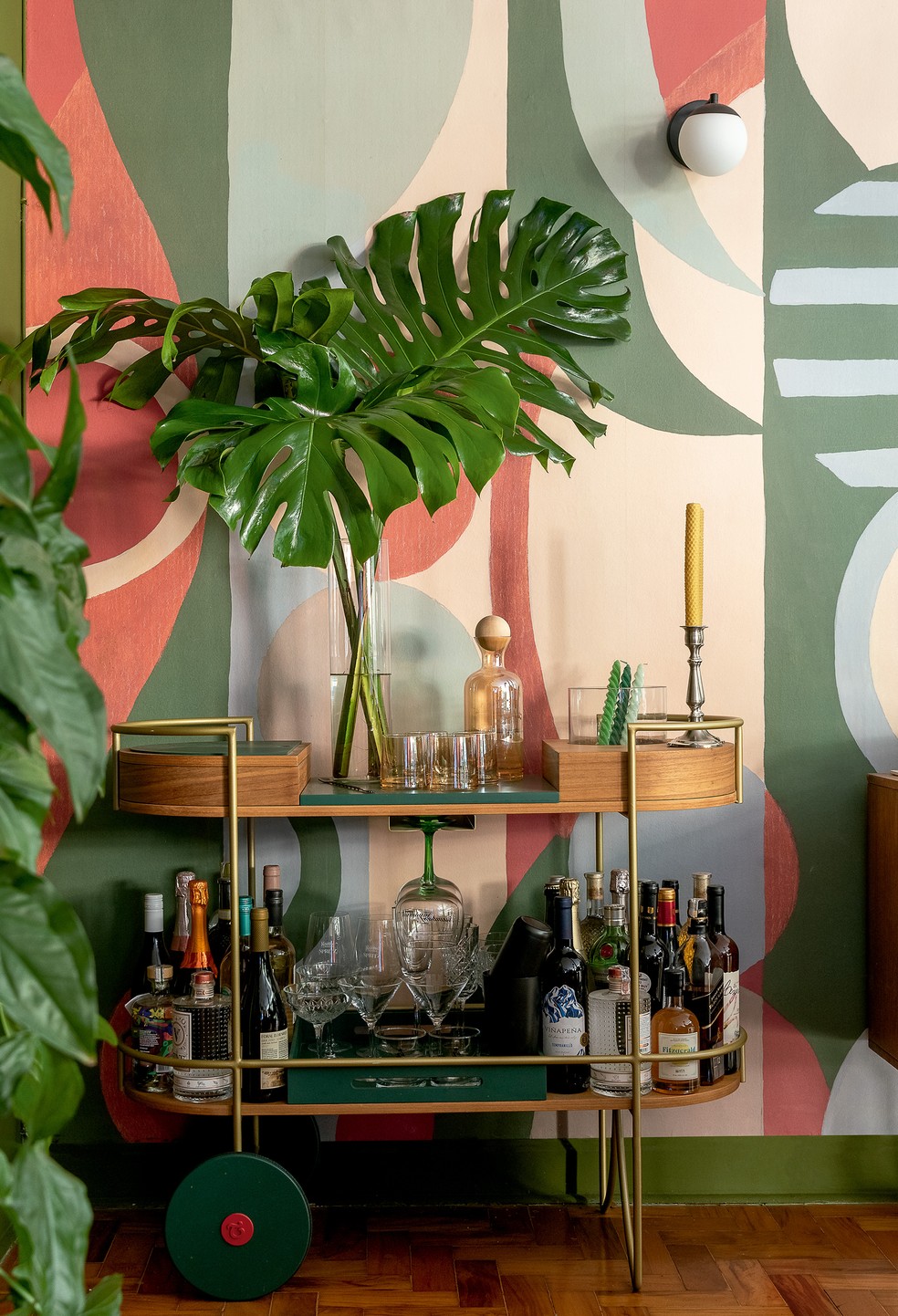 Apartamento de Stephanie Ribeiro tem ares de interior e cores vibrantes