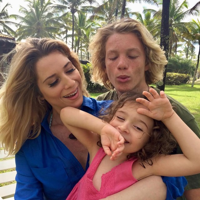 Leticia Spiller encanta ao resgatar memória com filhos, Pedro Novaes e ...