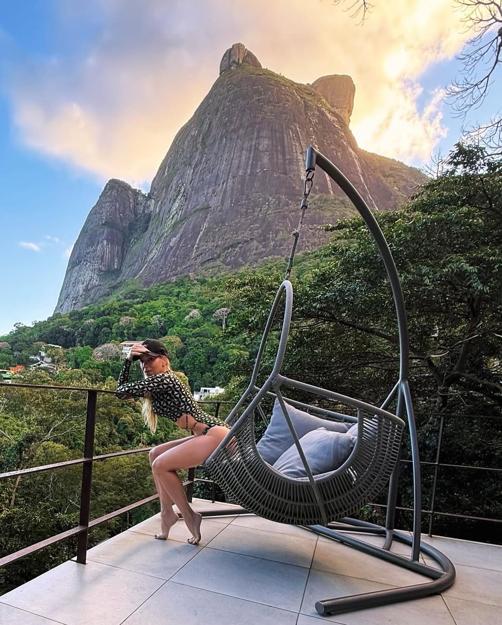 Danielle Winits posa com maiô recortado em cenário paradisíaco ...