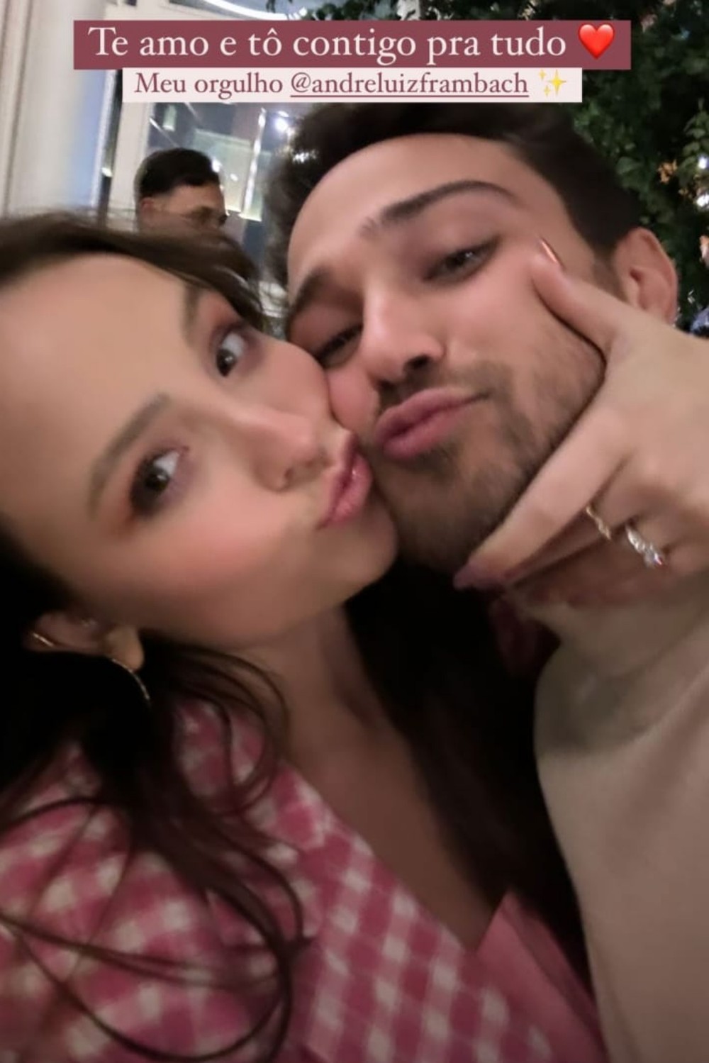 Larissa Manoela elege look rosa para prestigiar estreia de André Luiz Frambach no teatro: 'Noiva ...