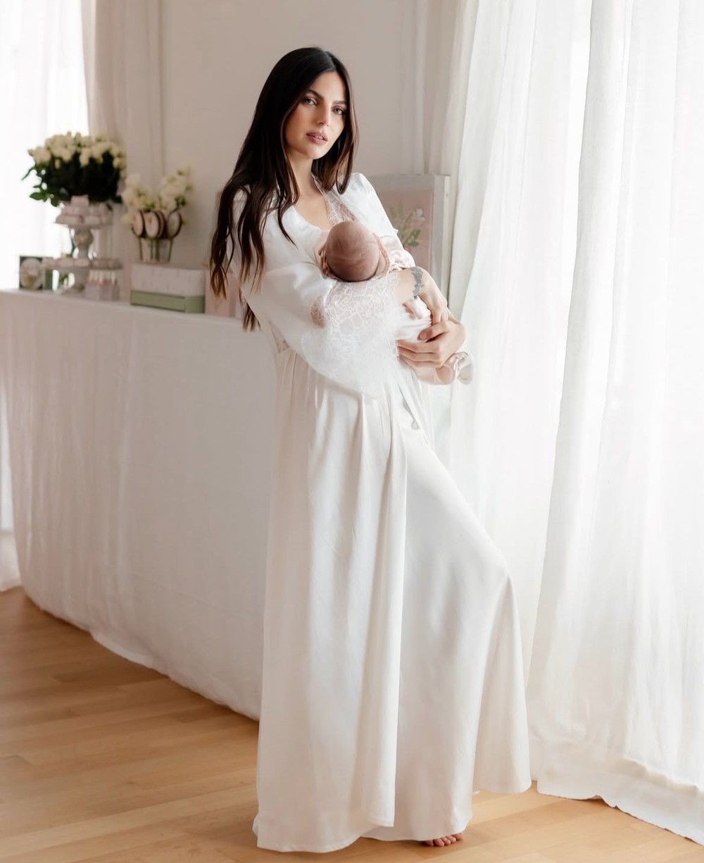 Kelly Piquet posa pela primeira vez com Lily, sua filha com Max Verstappen