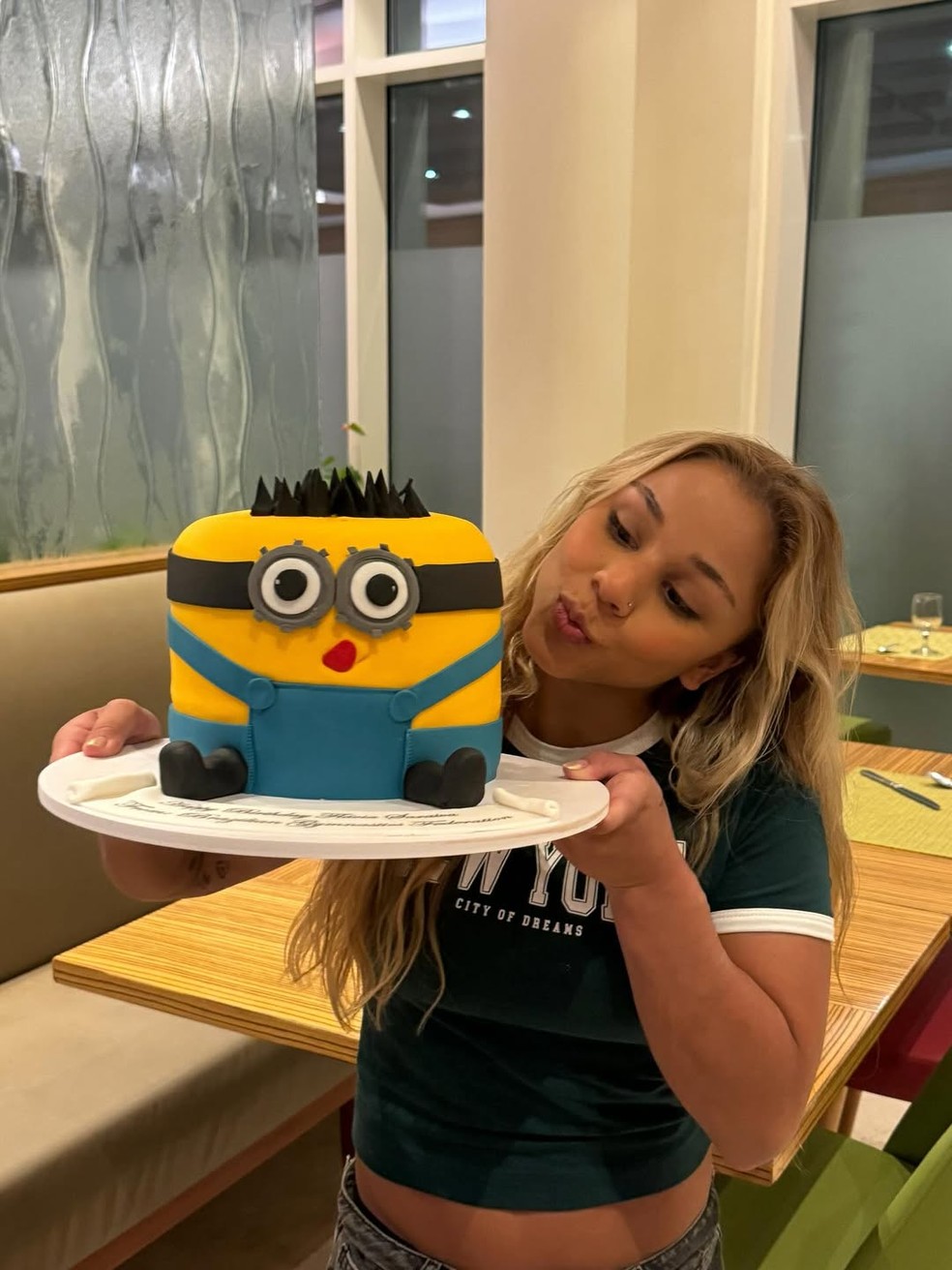 Flavia Saraiva celebra 26 anos com bolo de 'minion' e ganha homenagem ...