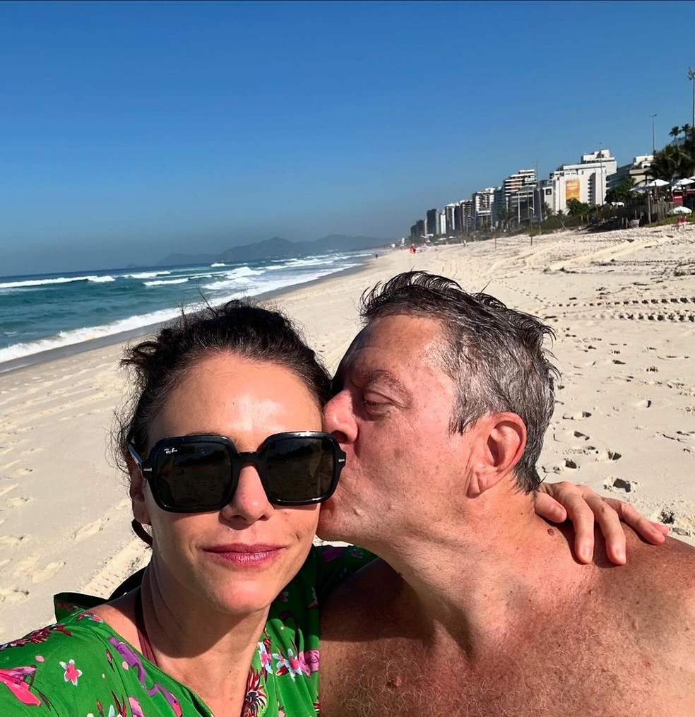 Na praia, Malu Galli publica fotos raras ao lado do marido: 'Com meu amor'