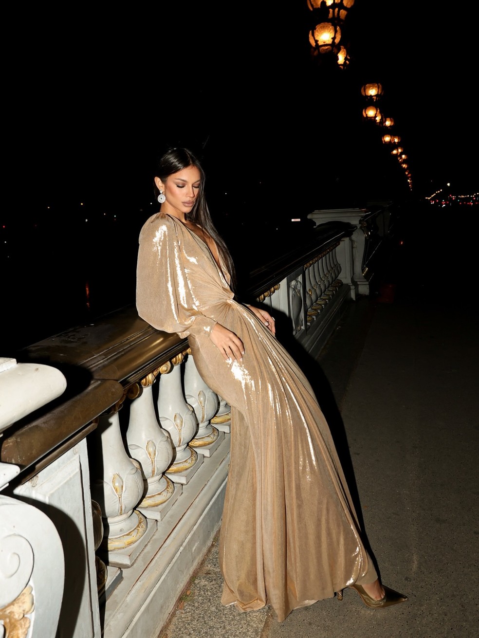 Em Paris, ex-BBB Alane Dias aposta em vestido colado sem sutiã e posa ...
