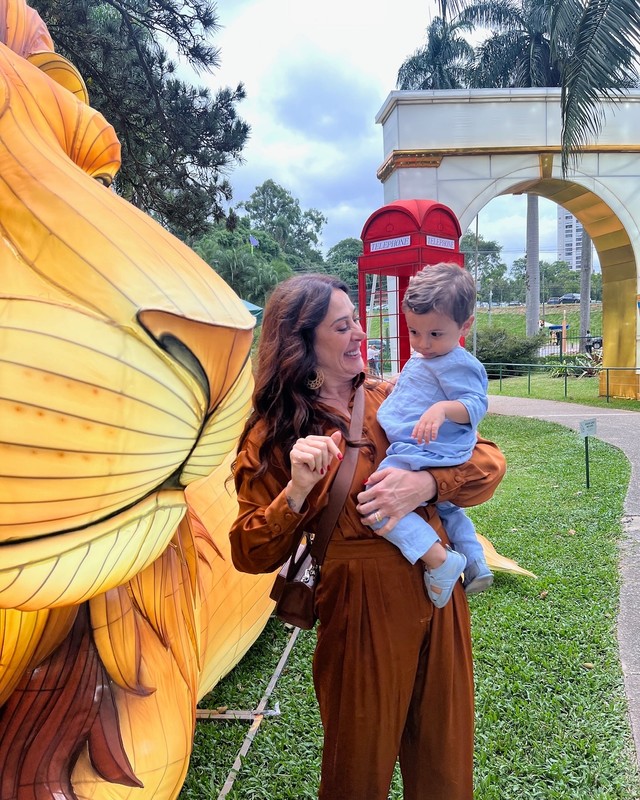 Claudia Raia mostra passeio em família ao lado do filho, Luca: 'Só amores'