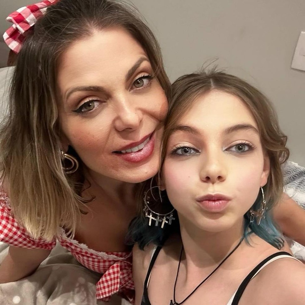 Sheila Mello desabafa após filha viajar com o pai, Xuxa: 'Morrendo de ...
