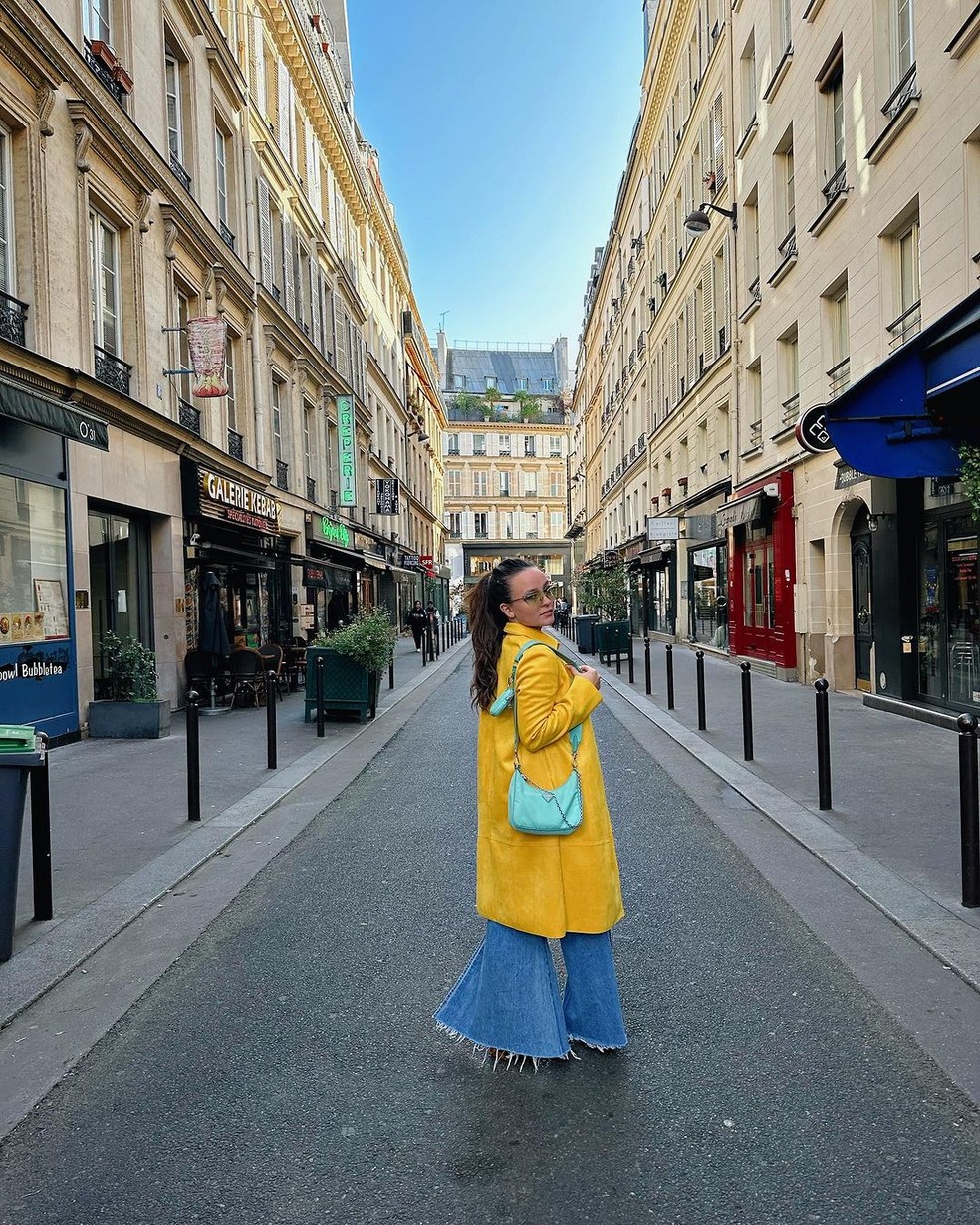 Larissa Manoela brinca com nome de loja em Paris ao posar para foto