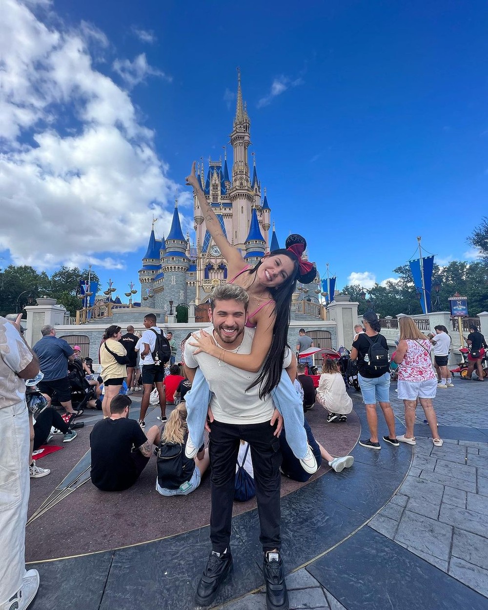 Após reatar namoro, Ana Castela posa com Gustavo Mioto na Disney: 'Bem ...